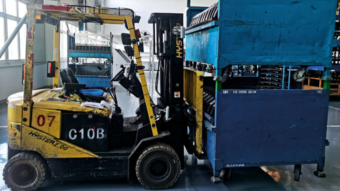 RFID Solution with Smart Forklifts in Autombile Production - Turck ...