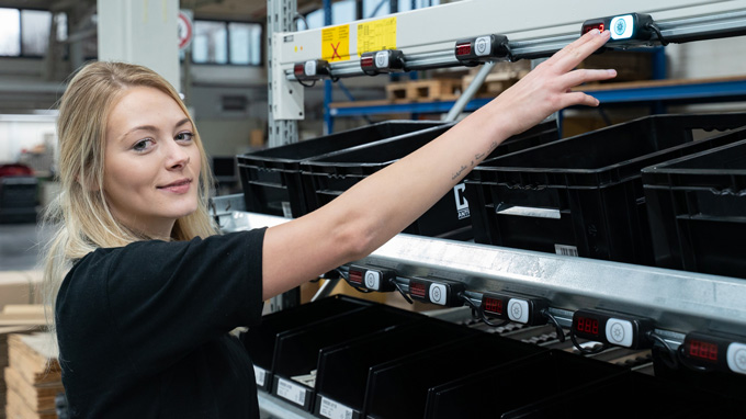Assistance System with Cascaded Pick-to-light Modules - Turck Australia ...